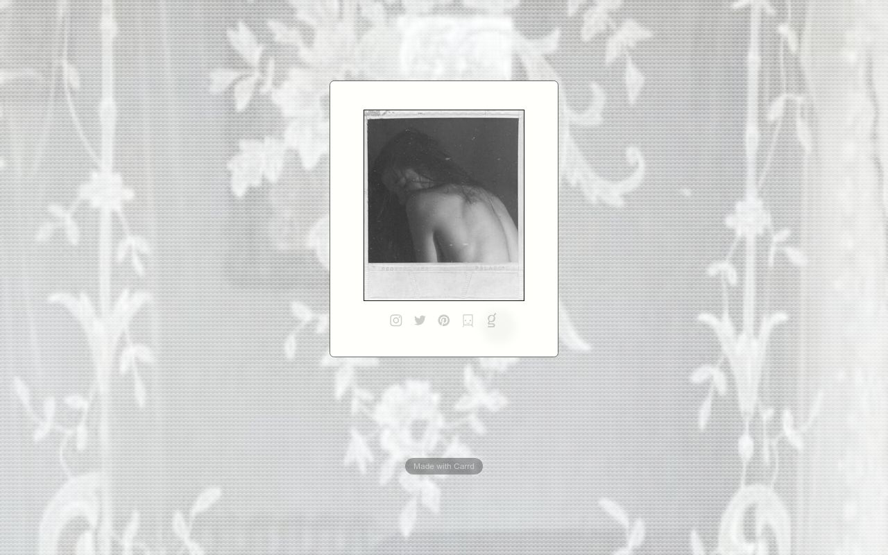 ︎